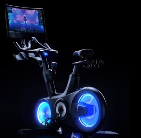 The Advantage of a Curved Screen on a Connected Bike